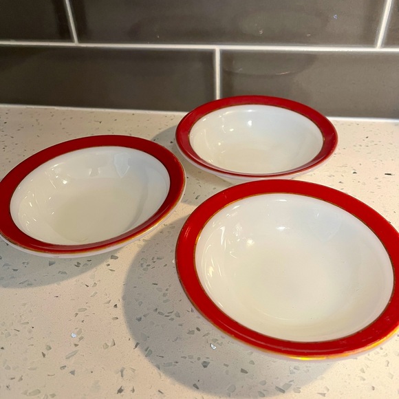 Pyrex | Kitchen | 3 Vintage Pyrex Restaurant Gold Trimmed Small Red And ...